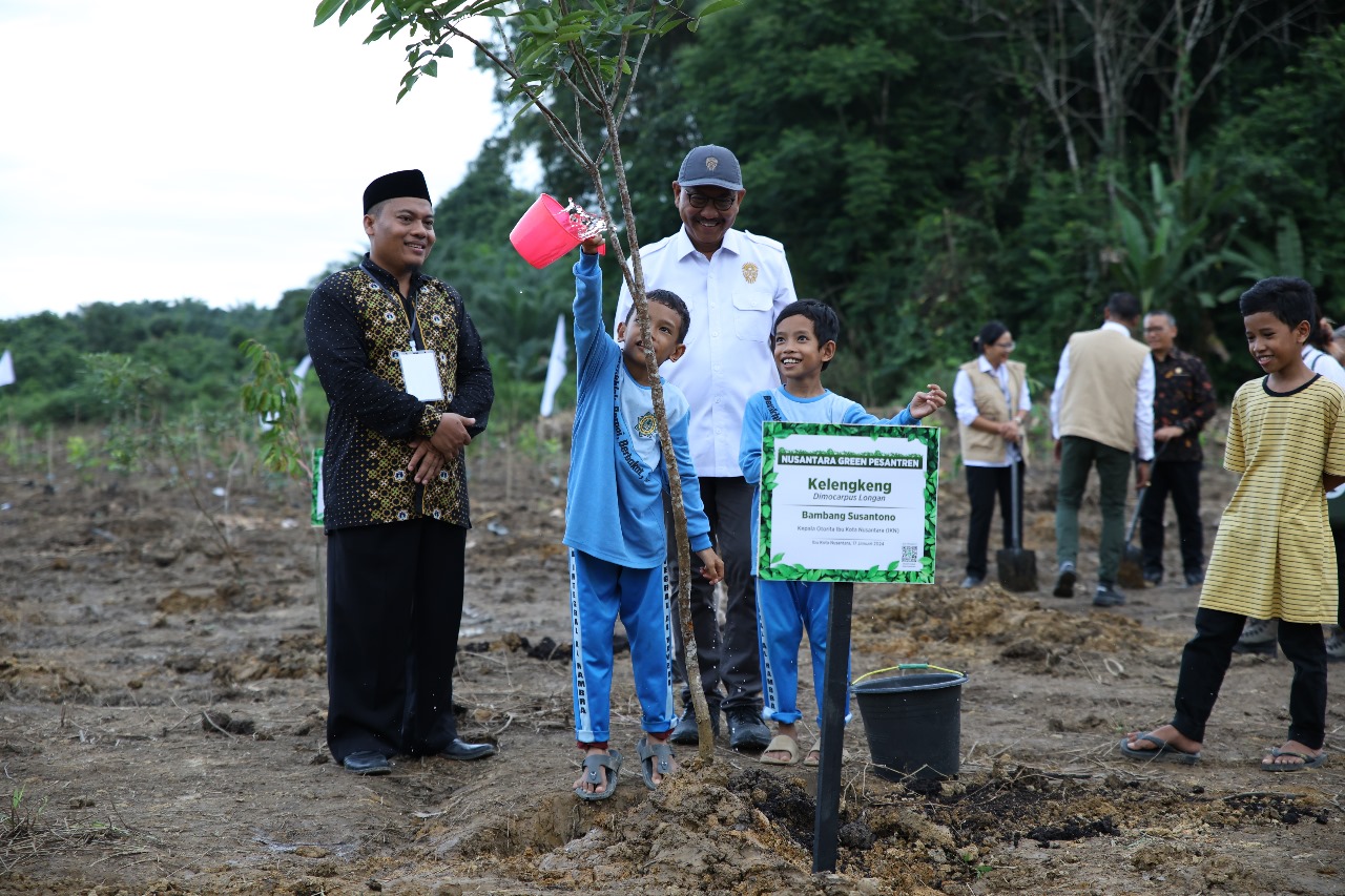 Kepala Otorita IKN Luncurkan Nusantara Green Pesantren dan Menanam Pohon Bersama Warga di Sabuk ...